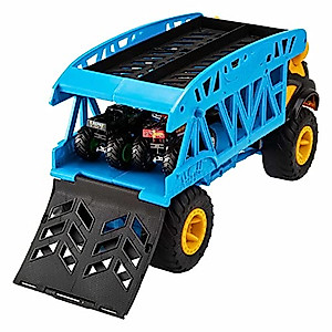 Hot Wheels - Monster Trucks Transport Truck, Includes 3 Cars, Multicolor (Mattel GGB64)