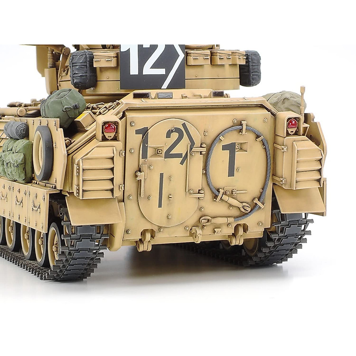 TAMIYA 35264 Desert Storm 1: 35 U.S. M2 A2 Bradley IFV (2)