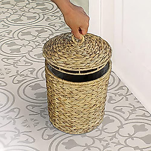 Round Water Hyacinth Wicker Waste Basket with Lid, Trash can Wastebasket, Garbage Container bin with Plastic Inlay - for Bathroom, Kitchen, Bedroom, Home Office Under Desk – Natural/Hand Woven