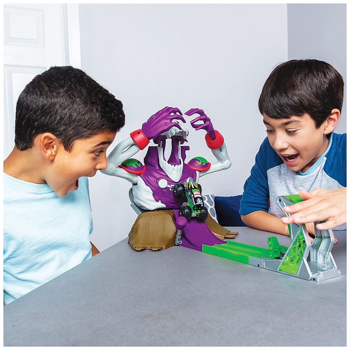 Monster Jam, Grim Takedown Playset with Lights and Sounds, Featuring Exclusive 1:64 Scale Die-Cast Grave Digger Monster Truck