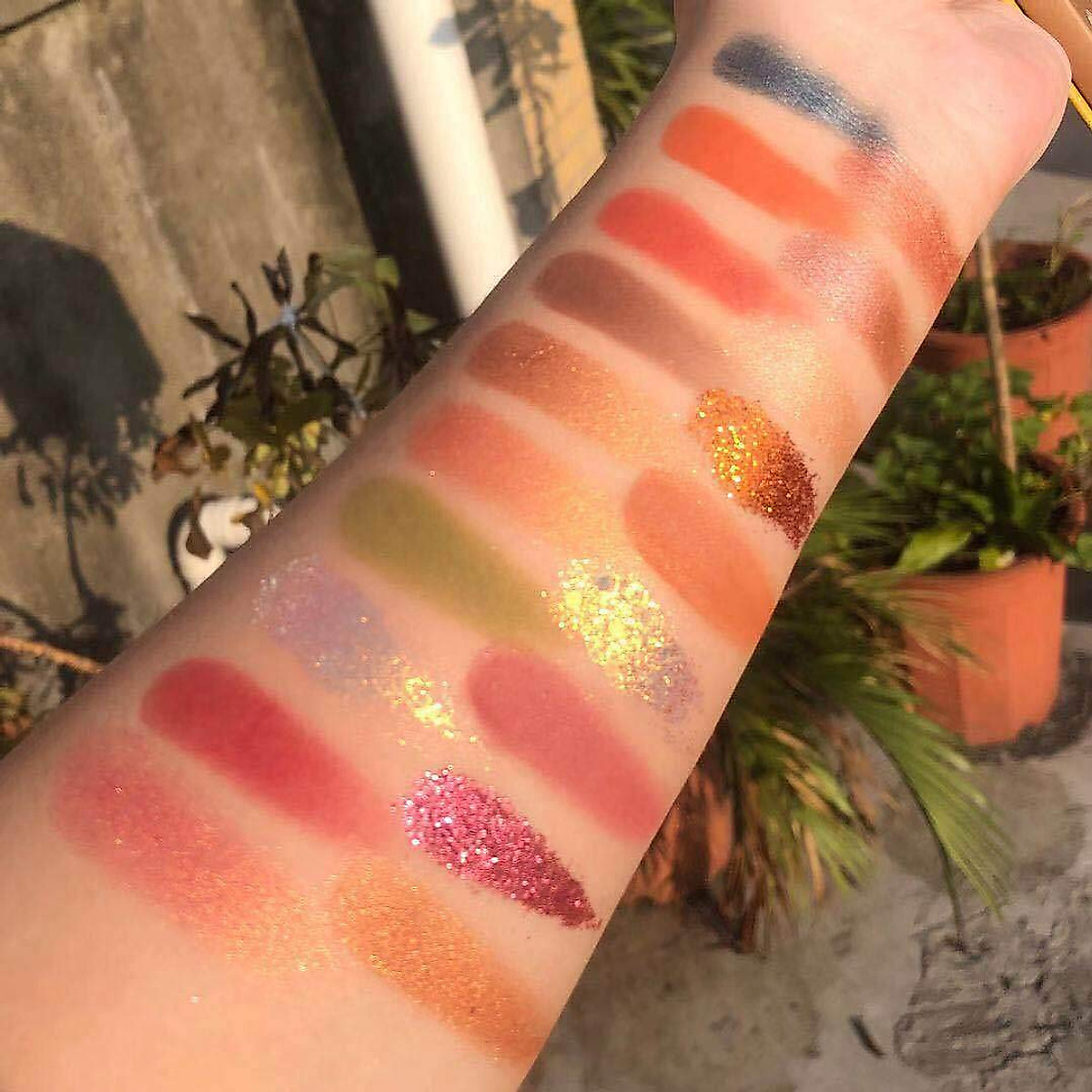 BestLand Pro 35 Colors Glitter Eyeshadow Palette with Eyeshadow Brush，Highly Pigmented Pressed Soft Creamy Metallic Matte Shimmer Naked Eye Shadow Powder Makeup Palette Set