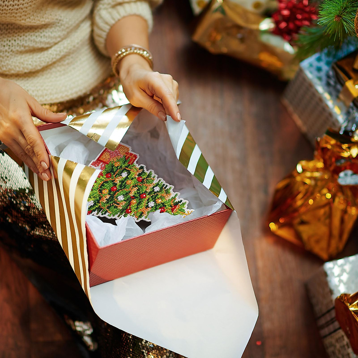 Riceshoot Christmas Cross Stitch Kit Counted Cross Stitch Christmas Tree Hanging Ornament Kit DIY Embroidery Gift for Women and Men, 5.9 x 4.13 Inches