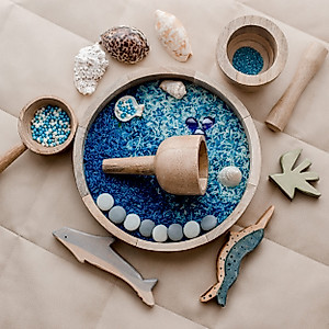 KOOKAROO Round Sensory Tray + 4 Wooden Sensory Bin Tools, Montessori Pouring Set, Waldorf Toys, Sensory Bins for Toddlers 3-4, Sand Tray, Montessori Tray, Sensory Trays, Wooden Scoop, Tactile Toys.