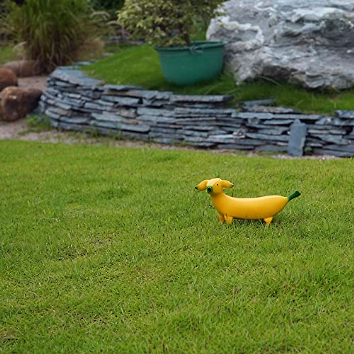 Lhocm Cute Banana Dog Garden Statues Figurines Ornaments, Creative Resin Garden Gnomes Funny Dog Statues for Home, Patio, Garden, Yard, Office, Outdoor Spring Decorations, Personalized Garden Gifts