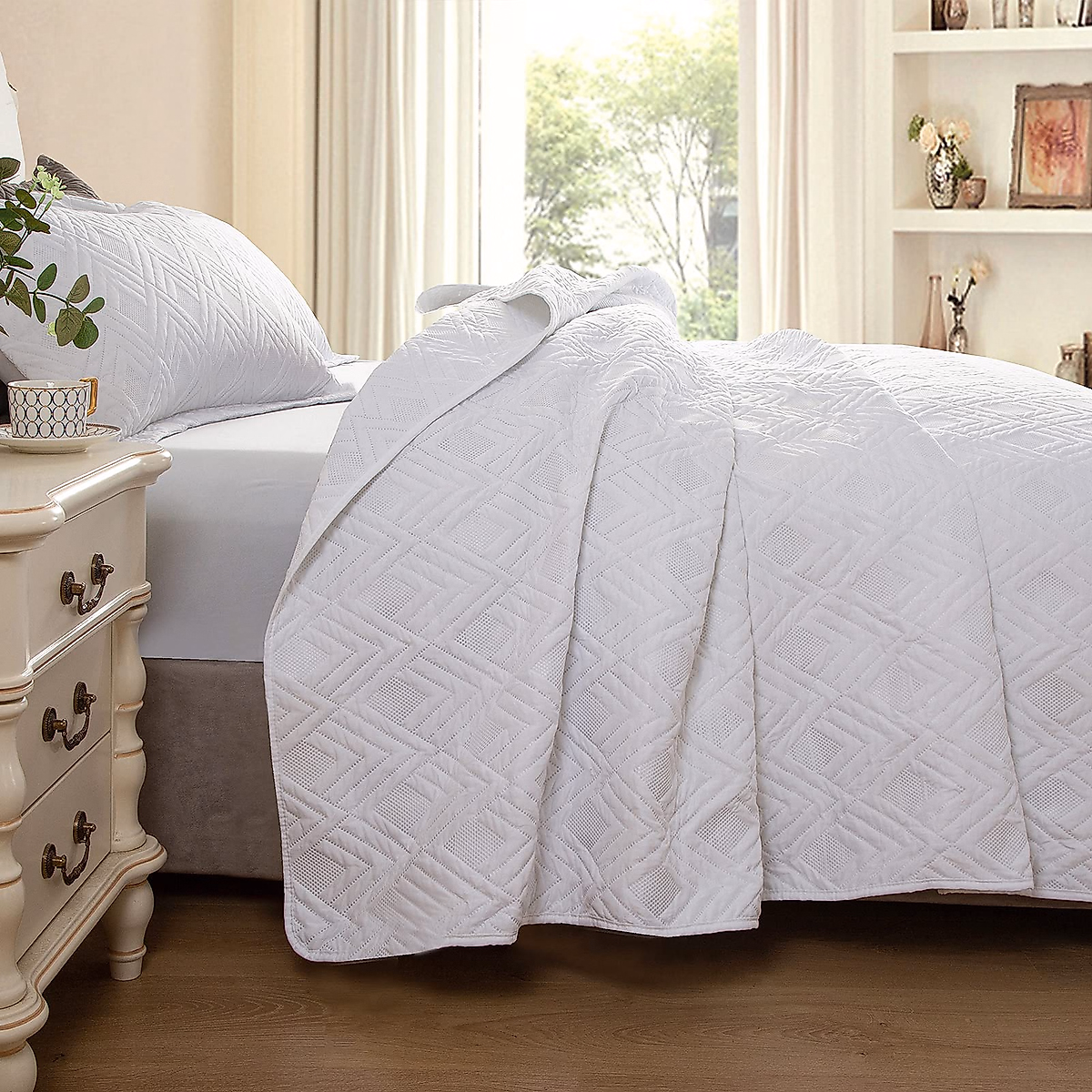 Hygge Hush Summer Quilt Set, Twin Size Pure White L Pattern 2 Pieces Oversized Modern Style Bedspread Set for All Season (1 Quilt & 1 Pillow Shams)