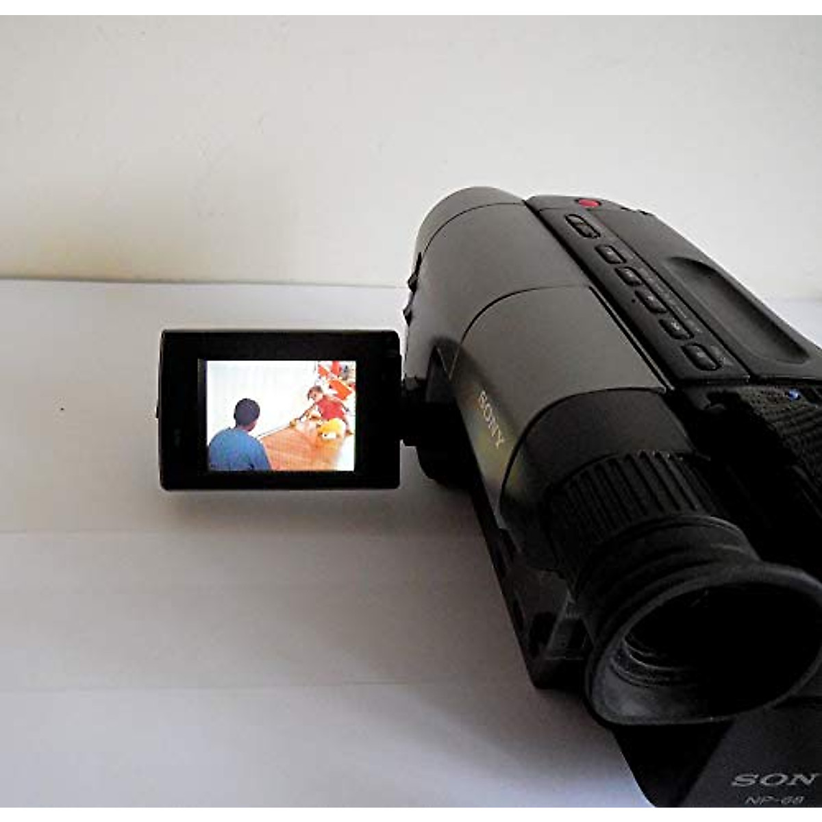 Sony CCD-TRV11 8mm Handheld Camcorder Bundle w Remote Control/Power Supply and A/V Cables