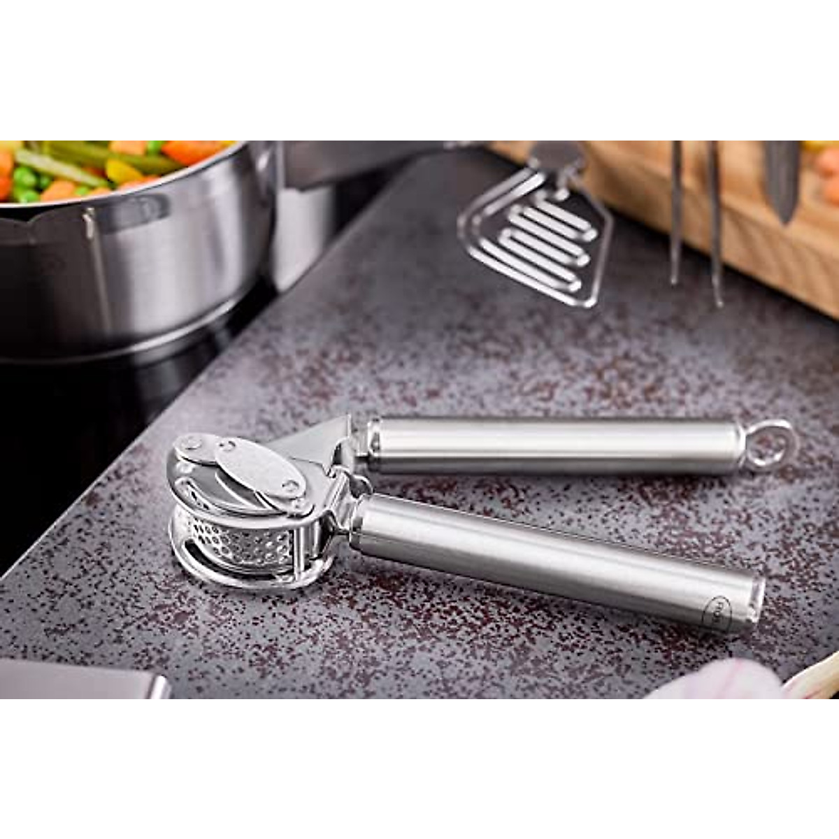 Rösle Stainless Steel Mincing Garlic / Ginger Press with Scraper, 9-inch