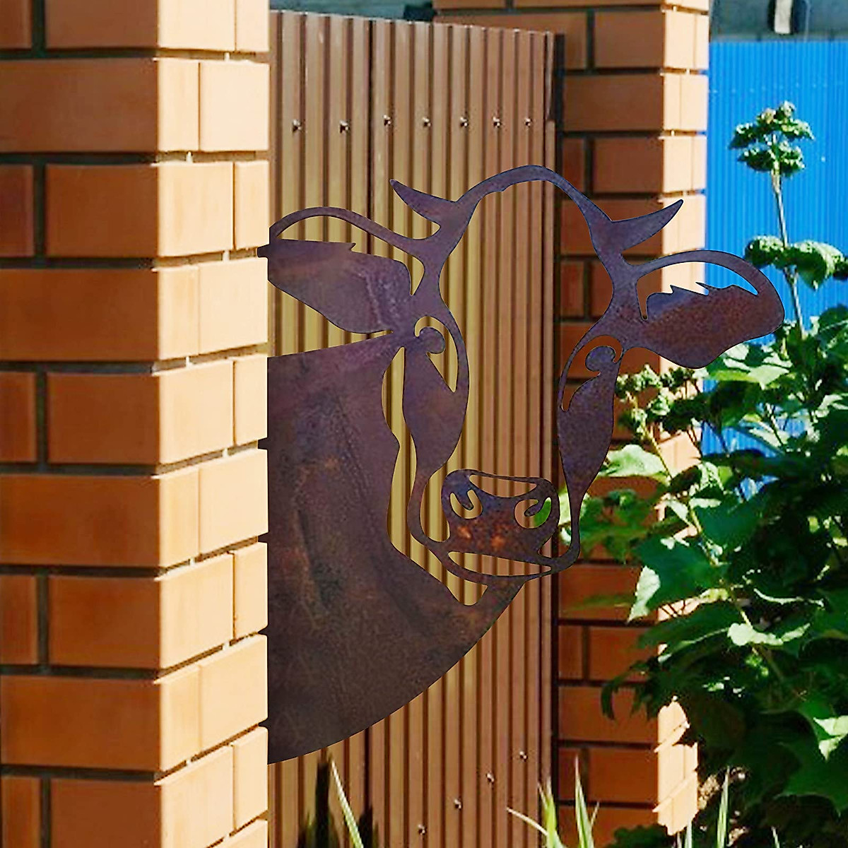 LYEAA Metal Cow Peeking Yard Art, Cow Cattle Wall Decor, Farm Peeping Cattle Metal Wall Art for Farmhouse Outdoor Garden Decor, Farm Fence Modern Artwork Home Decor