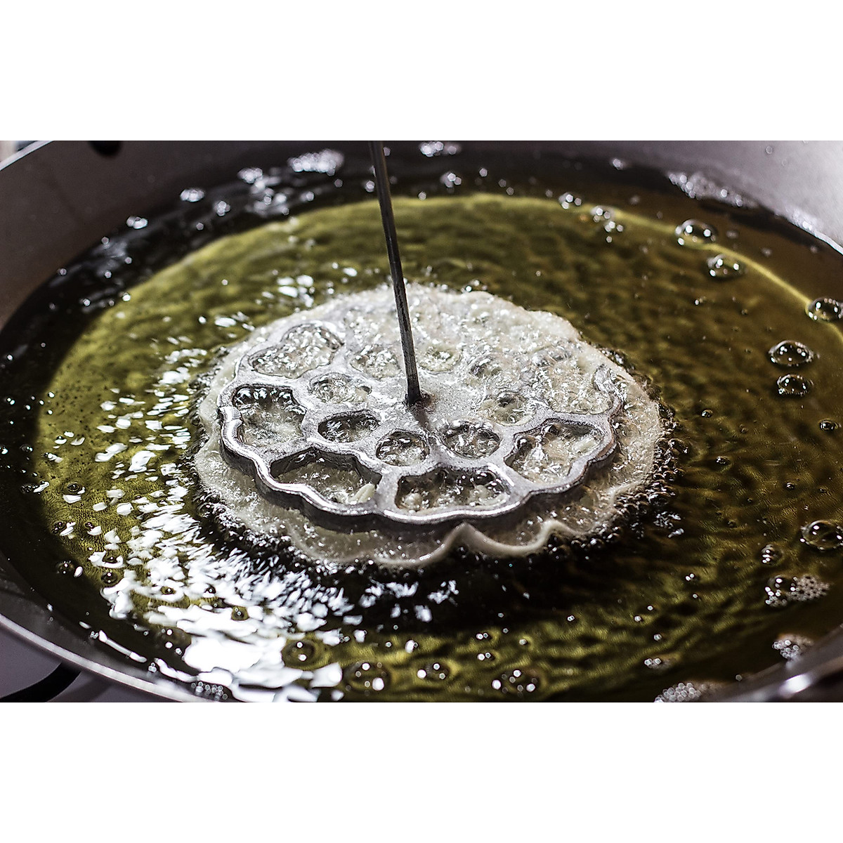 Bunuelera Mexicana de Molde, Rustic Wood handle Cast Aluminum, Buñuelos de Viento Maker Tradicional Roseta Flor Design mold para hacer Bunuelos (5.5 inch / 14 cm)