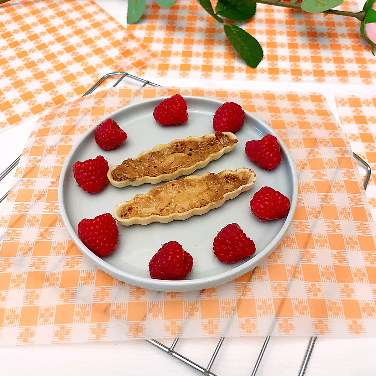 Suiwen 150pcs Orange and White Checkered Wax Paper Sheet for Food, Food Picnic Paper, Greaseproof Paper, Waterproof Dry Hamburger Paper Liners Wrapping Tissue for Plastic Food Basket (8.5 x 9.8 in)