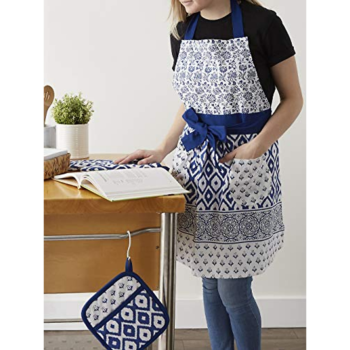 DII Kitchen Gift Set Collection, Apron, Pot Holder & Oven Mitt, Blue Market, 3 Piece