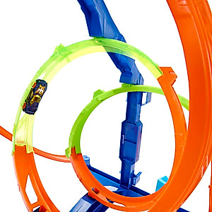 Hot Wheels Toy Car Track Set Corkscrew Twist Kit with 1:64 Scale Car, 2 Ways to Play, Connects to Other Tracks
