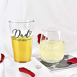 Modwnfy New Parents Gift, Mom & Dad Est 2023 Stemless Wine Glass and Beer Glass Set for New Parents Parents to Be Mom Dad, Ideal Gift for Christmas Mother's Day Father's Day Daily Use