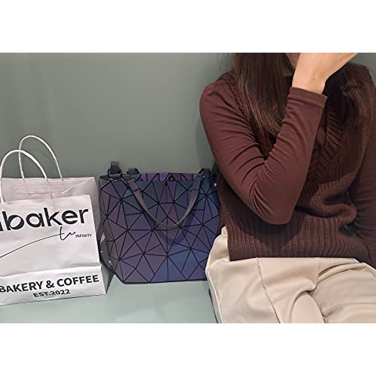 CAFINY Geometric Purse for Women,Geometric Luminous Purses and Handbags,Geometric Bags and Holographic crossbody bag(Medium)