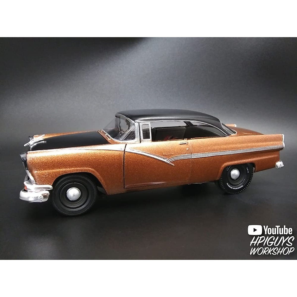 AMT 1956 Ford Victoria Hardtop 1:25 Scale Model Kit