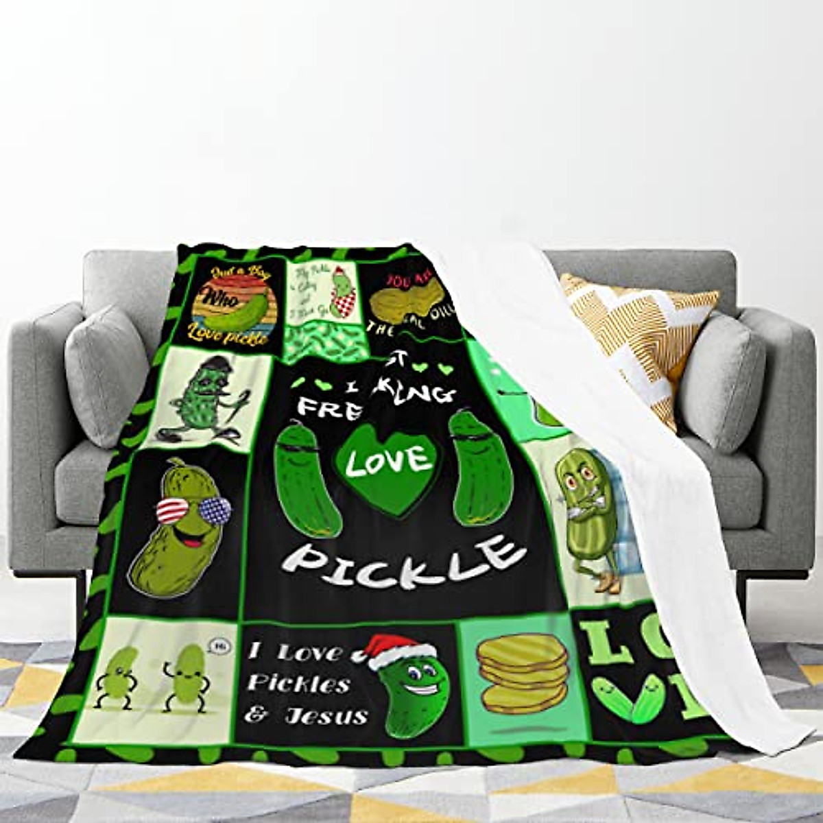 HUGLAZY Cute Pickle Throw Blanket, Plush Sherpa Fleece Novelty Food Blanket Throws for Couch Bed Sofa Travel, 54x70 Funny Blankets for Adults Size Birthday for Girls