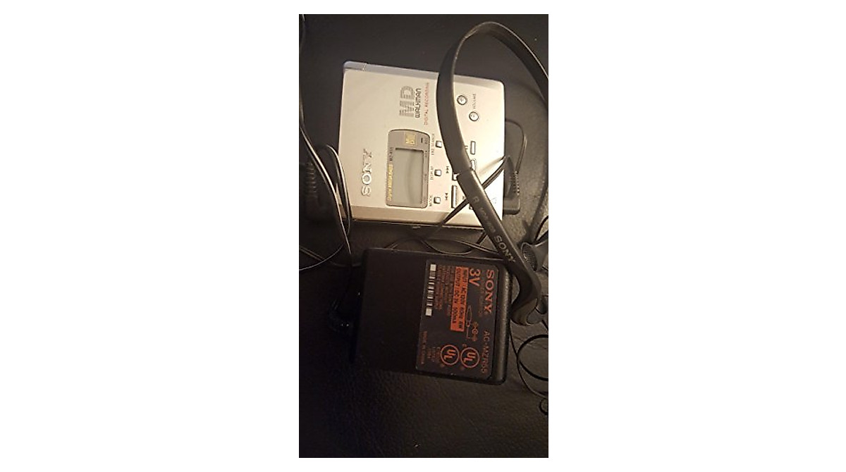 Sony MZ-R55 MiniDisc Player and Recorder - Portable, Lightweight Audio