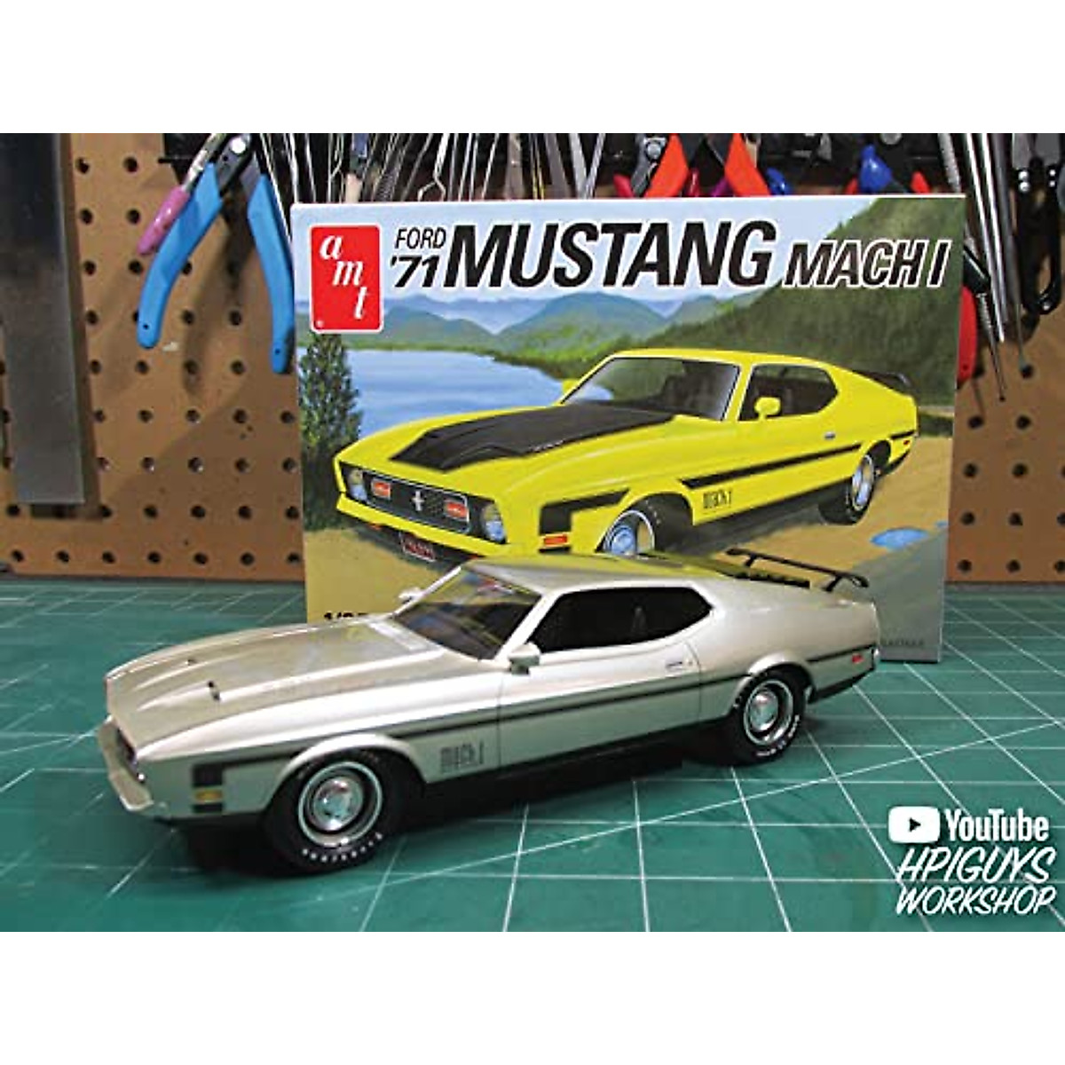 AMT 1971 Ford Mustang Mach I 1:25 Scale Model Kit