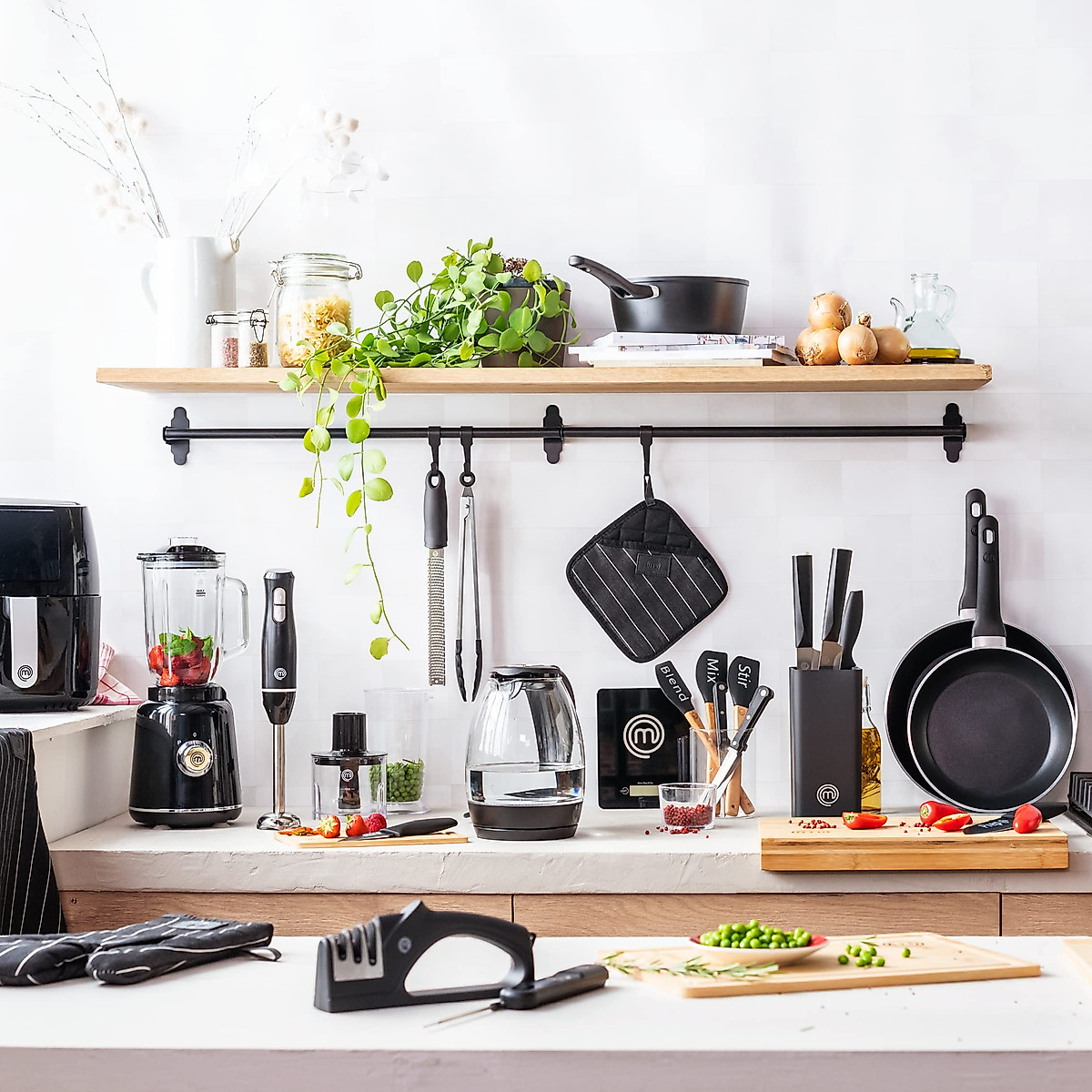 MasterChef Lemon Zester Grater with Handle, Kitchen Tool for Zesting Citrus Fruits & Finely Grating Parmesan Cheese, Garlic, Ginger, Coconut, Nutmeg, Wasabi, Chocolate etc, Stainless Steel, 12 inches