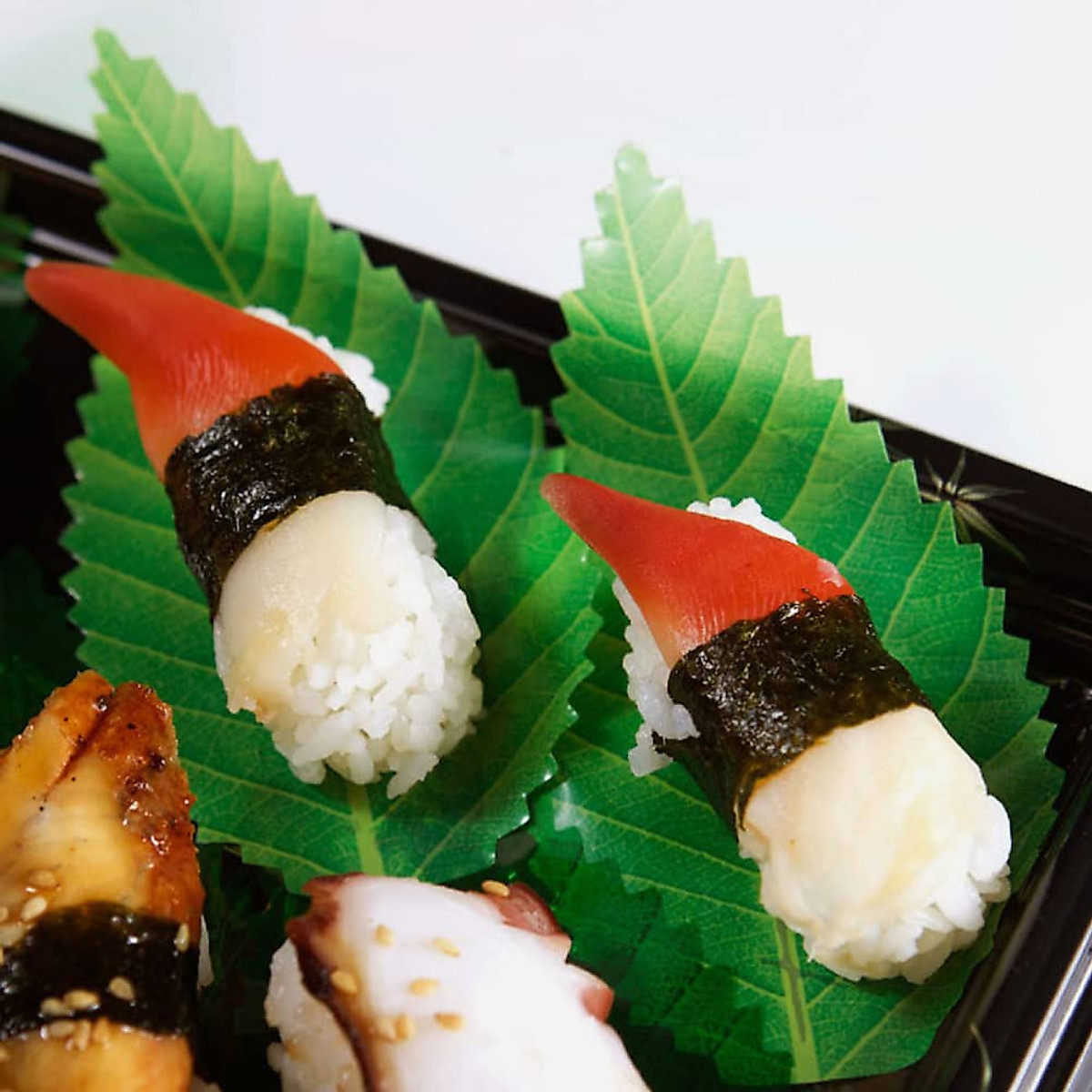 Operitacx 200pcs Artificial Leaf Sushi Plate Decoration Fake Green Leaves Sashimi Serving Tray Sushi Dish Platter Ornaments for Japanese Restaurant Decor