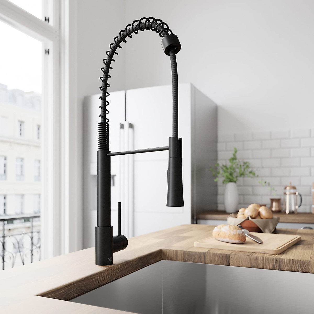 VIGO VG02032MB 22" H Laurelton Single-Handle with Pull-Down Sprayer Kitchen Faucet in Matte Black