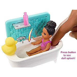 Barbie Skipper Babysitters, Inc. Playset with Bathtub, Babysitting Skipper Doll and Small Toddler Doll with Button to Move Arms and Splash, Plus Themed Accessories, Gift for 3 to 7 Year Olds