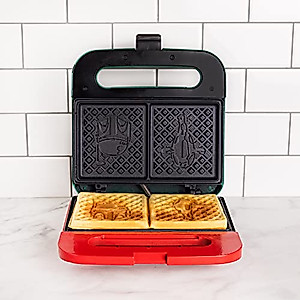 Uncanny Brands WM2-SRW-BBF Star Wars Boba Fett Double-Square Waffle Maker, 9" x 9", Green