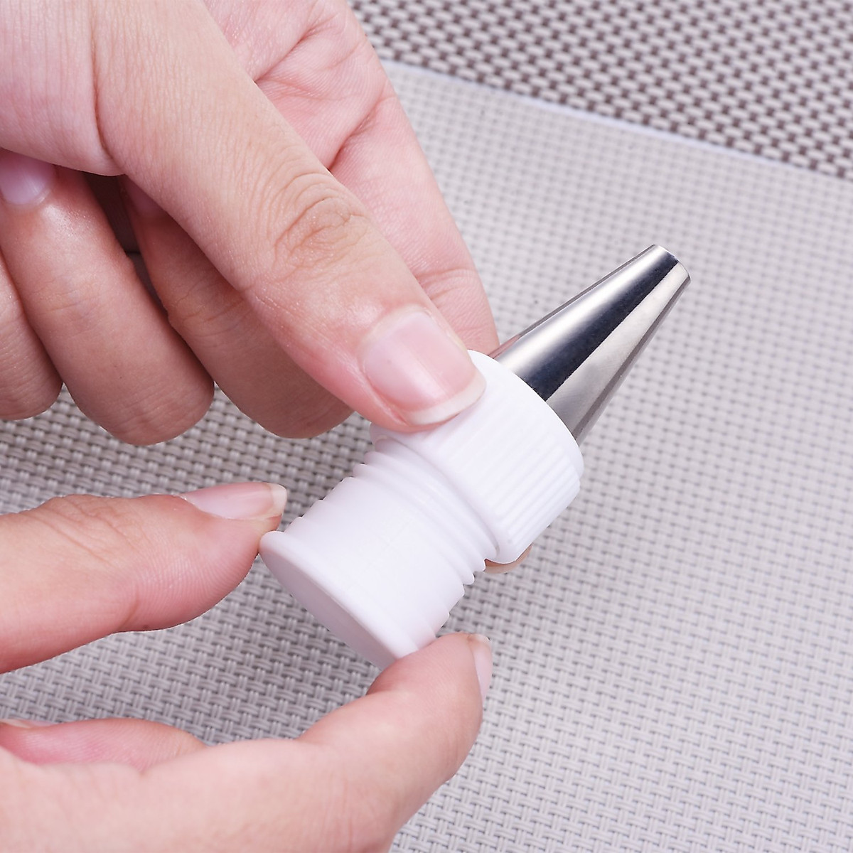 Shappy Coupler Piping Bag Plastic Standard Couplers Cake Decorating Coupler Pipe Tip Coupler for Icing Nozzles, White (12 Pieces, 1.2 x 1 Inch)