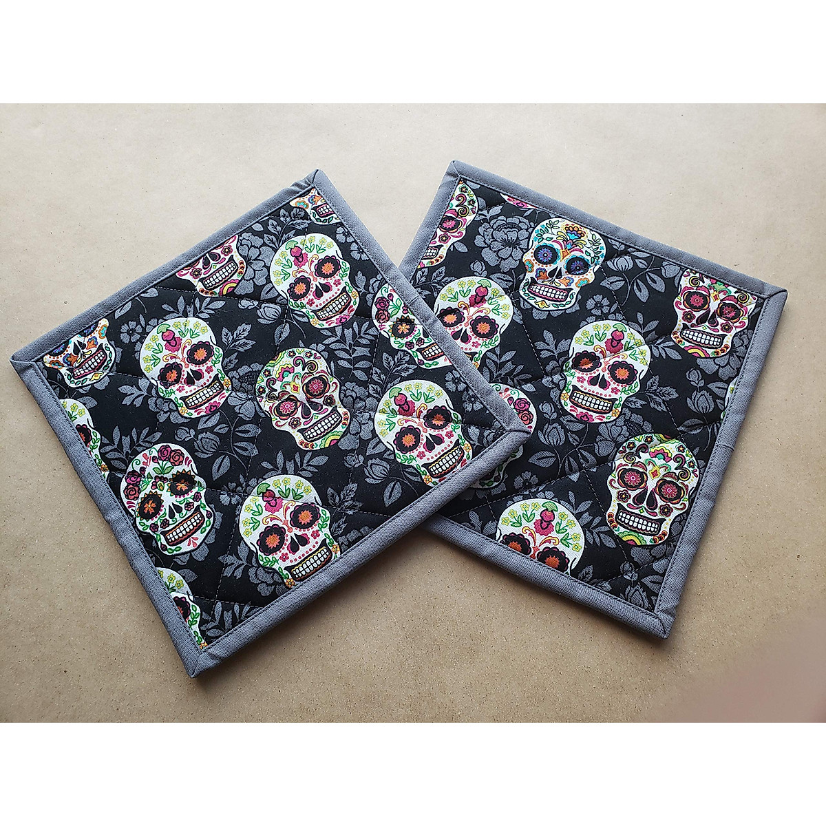 Sugar Skull Themed Potholders Set of 2 Pair Día de Muertos Kitchen Linens Day of the Dead Home Decor Quilted Hot Pads Insulated Trivets Black Grey Halloween Gifts Under 20 Handmade Pot Holders