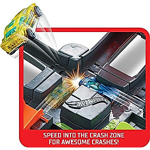 Hot Wheels Toy Car Track Set Colossal Crash, More Than 5-Ft Wide, Powered by Motorized Booster, 1:64 Scale Car