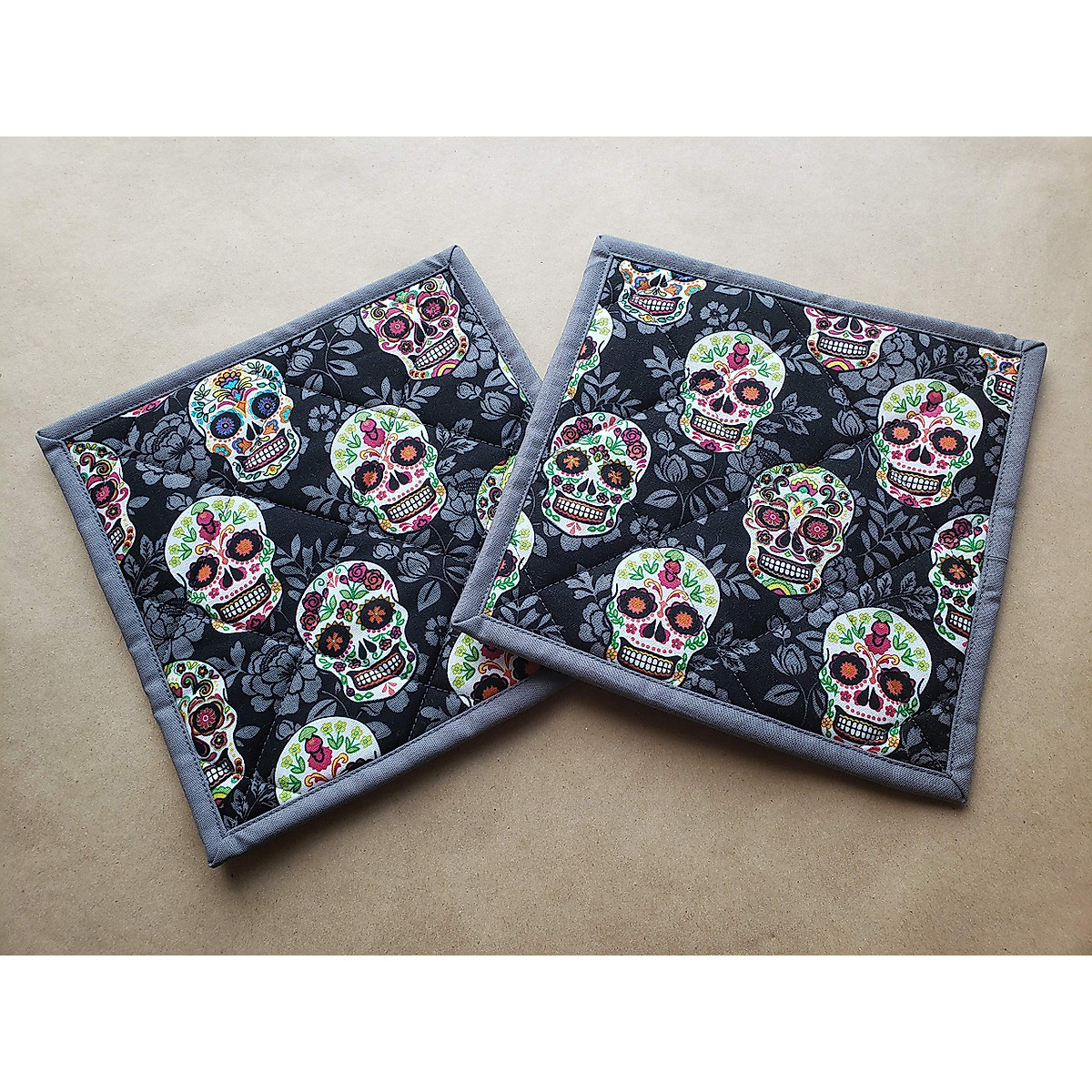 Sugar Skull Themed Potholders Set of 2 Pair Día de Muertos Kitchen Linens Day of the Dead Home Decor Quilted Hot Pads Insulated Trivets Black Grey Halloween Gifts Under 20 Handmade Pot Holders