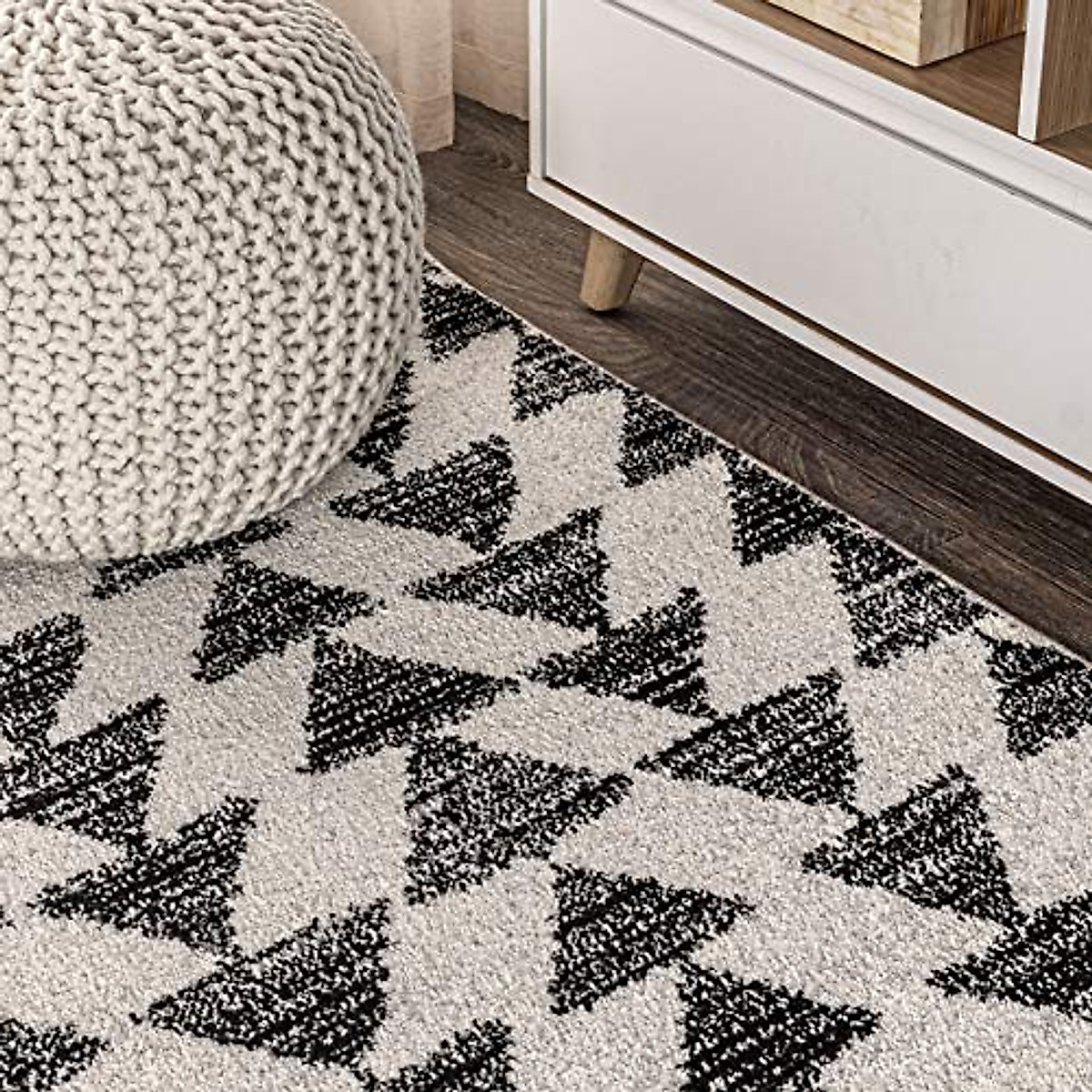 JONATHAN Y MOH206A-4 Aisha Moroccan Triangle Geometric Indoor Farmhouse Area-Rug Bohemian Minimalistic Easy-Cleaning Bedroom Kitchen Living Room Non Shedding, 4 X 6, Cream,Black