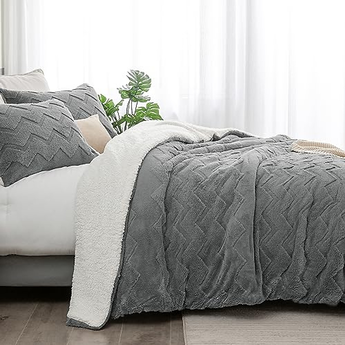 BEDELITE Fluffy King Size Comforter Set - Super Soft Sherpa Grey Comforter for King Size Bed, Luxury Warm Bedding Set for Winter, Fuzzy Bed Set 3 pieces (1 Comforter, 2 Pillowcases)