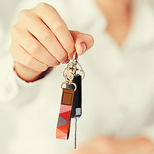 Handlein Key Ring Bracelet ，Mini Keychain Bracelet for Women，Key Rings for Keychains Holder Car ID Badges Card Wallet Phone Camera.（Triangle）