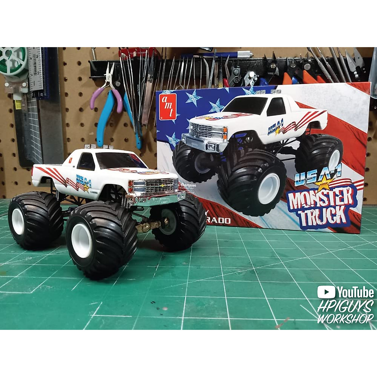 AMT USA-1 Monster Truck 2T 1:32 Scale Model Kit