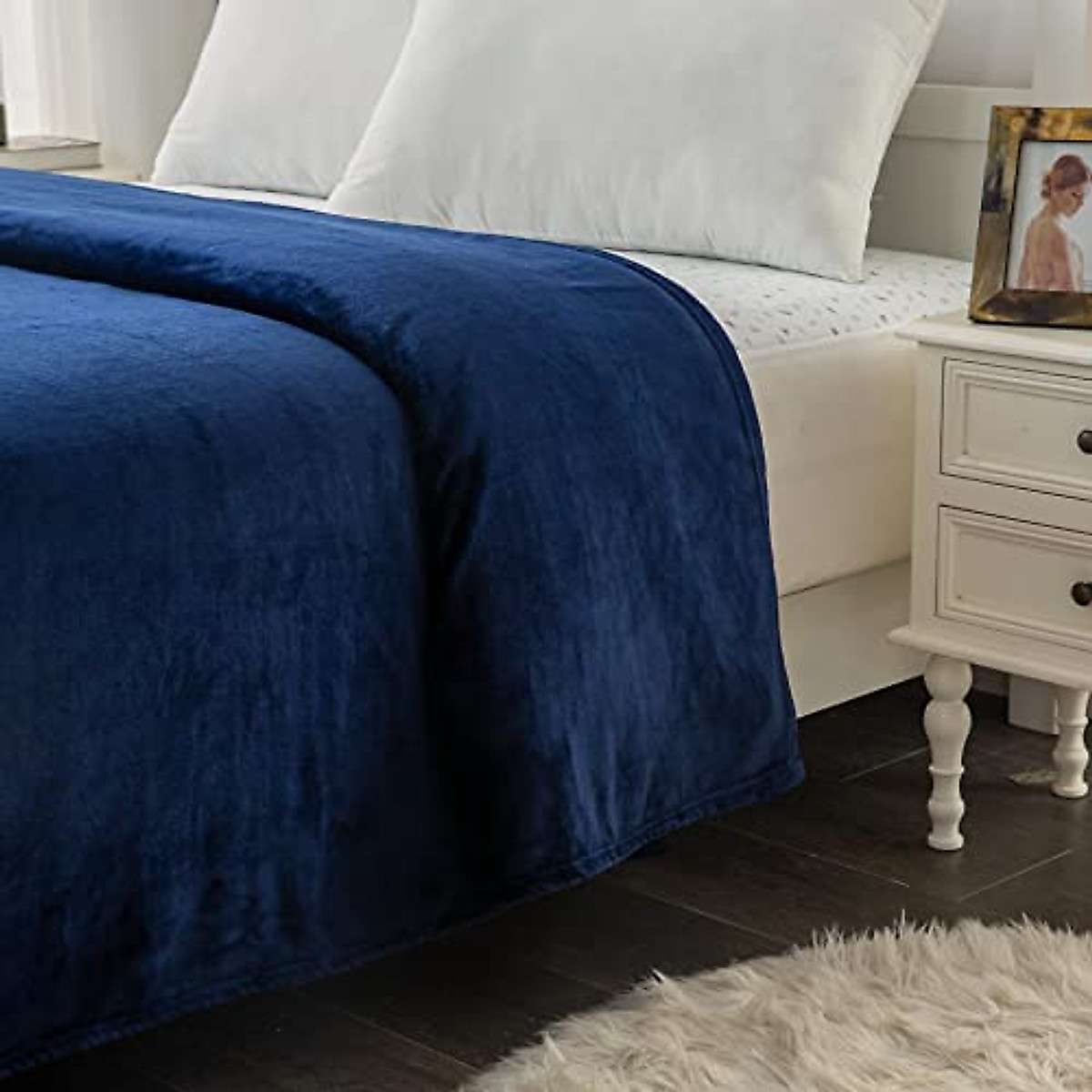 Mooreeke Soft Fleece Blanket King Size, Warm Fuzzy Cozy Plush Flannel Blanket 350 GSM Throw Lightweight Blanket for Bed, Sofa, Couch Suitable for All Season, 108x90 inches, Navy Blue