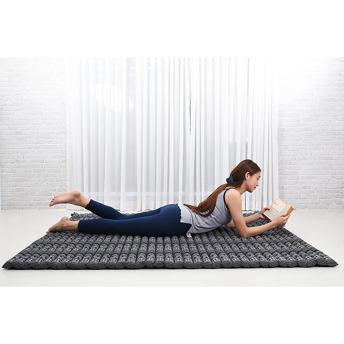 Leewadee - Foldable Floor Mattress - Japanese Roll Up Futon -Trifold Tatami Mat- Guest Floor Bed - Camping Mattress - Thai Massage Mat, Kapok Filled, 75 x 57 inches, Black White