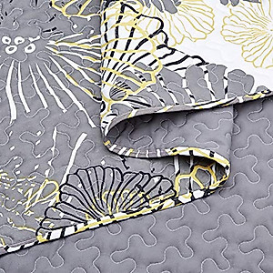 Amazon Basics Lightweight Reversible Microfiber 2-Piece Quilt Set - Twin, Gray Floral