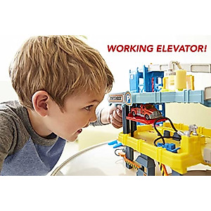 Matchbox Cars Playset, 4-Level Toy Garage & Tow Truck in 1:64 Scale, Kid-Powered Elevator, Car Repair Station & Spiral Ramp