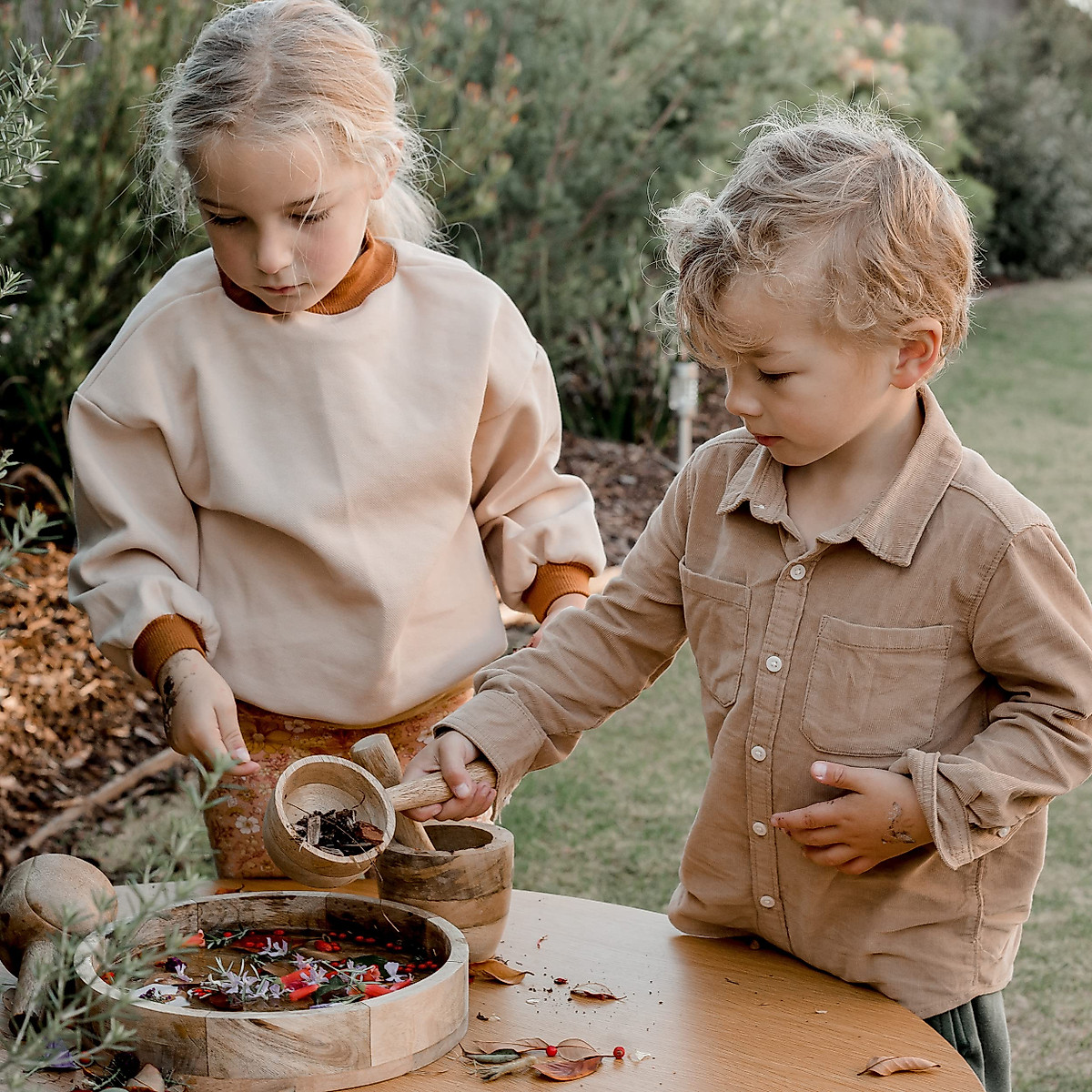 KOOKAROO Round Sensory Tray + 4 Wooden Sensory Bin Tools, Montessori Pouring Set, Waldorf Toys, Sensory Bins for Toddlers 3-4, Sand Tray, Montessori Tray, Sensory Trays, Wooden Scoop, Tactile Toys.