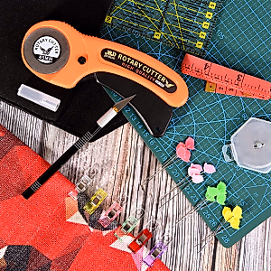 146 Pcs Rotary Cutter Set for Fabric，45mm Rotary Cutter Tool Kit with Cutting Mat，Tape Measure，Carving Knife，Storage Bag，Replacement Cutter Blades，Rotary Cutter Kit for Sewing and Quilting