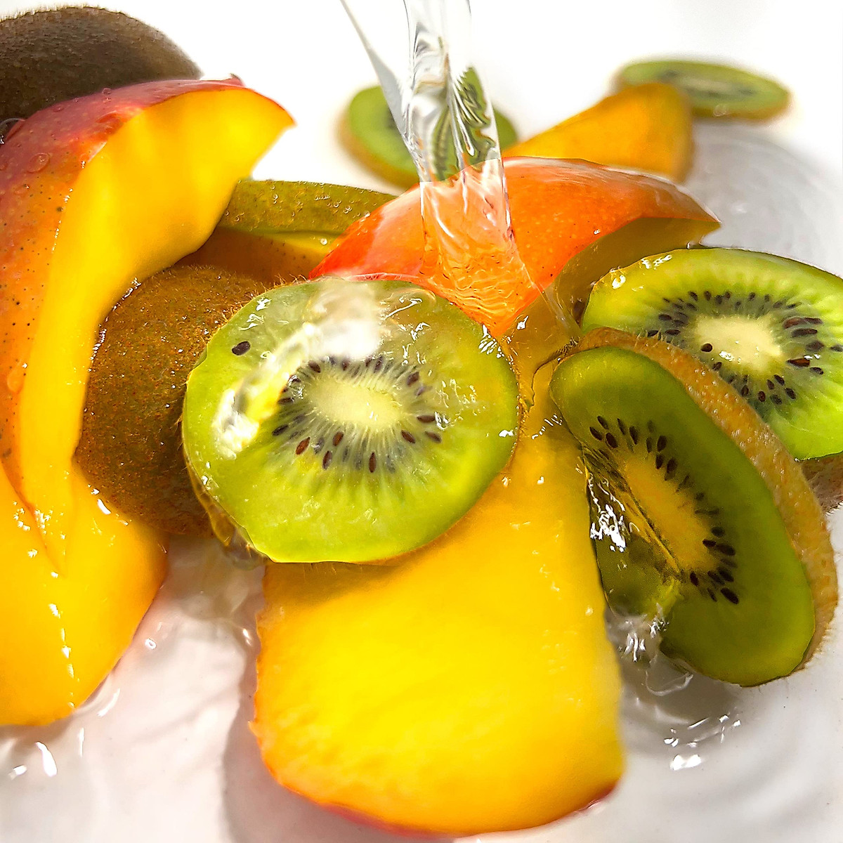 Village Naturals Therapy Wellness Hydrate & Cool Body Spray - Protect and Moisturize Skin with Vitamin C, Menthol and Hyaluronic Acid - Full Body Cooling Mist (Pack of 3 Cans, 4 Ounces Each)