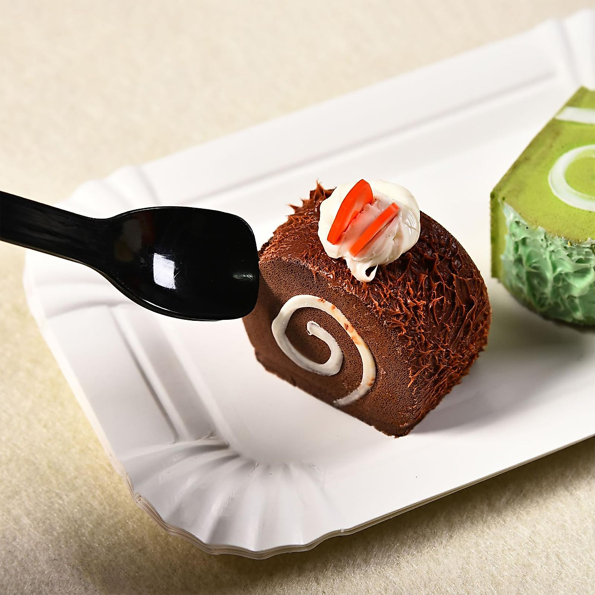 100 Pieces Disposable Desserts Scoops, Independent Packaging Cake spoon, Durable Strong Plastic Yogurt pudding spoon, Ice cream spoon (Clear)