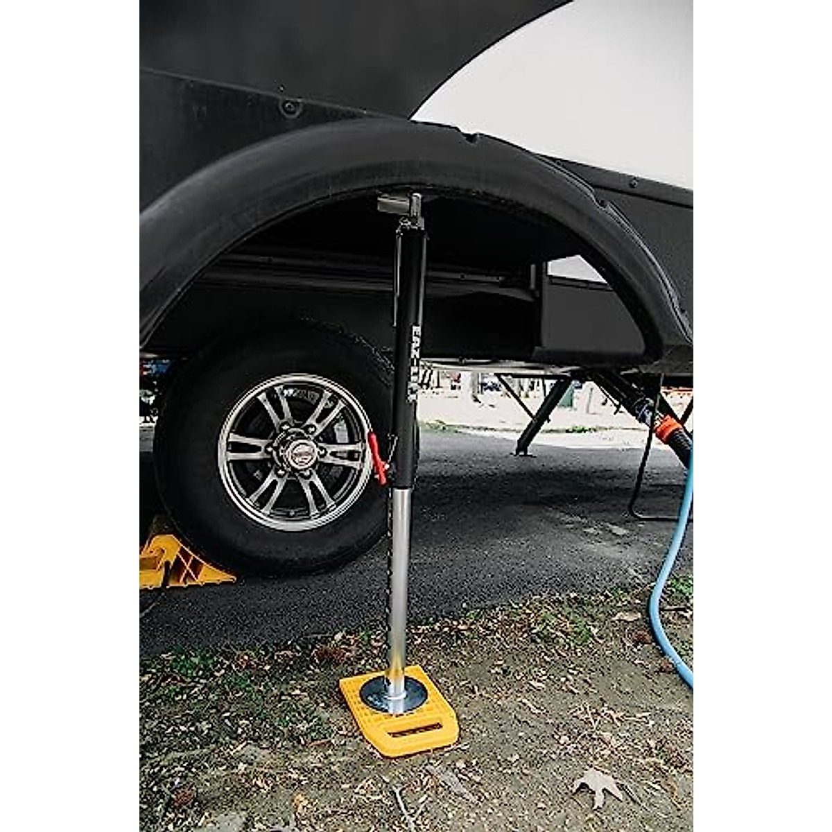 Camco Camper/RV Stabilizing Jack Pads | Features Interlocking Design & Includes Handy Strap for RV Storage and Organization | Molded of Strong UV Stabilized Polypropylene | 4-Pack (44595)