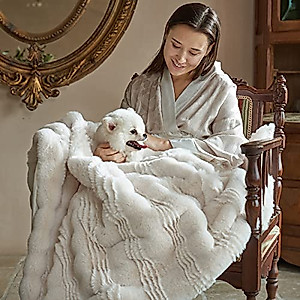 Amélie Home Warm Faux Fur Throw Blanket, Beige Fuzzy Soft Blanket, Special Wavy Pattern, Comfy Furry Throw Blankets for Couch Sofa Chair Bed, 50 X 60 Inch
