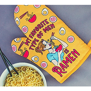 My Favorite Type of Men is Ramen Oven Mitt Funny Noodles Soup Dating Relationship Kitchen Glove Funny Graphic Kitchenwear Love Funny Food Novelty Yellow Oven Mitt