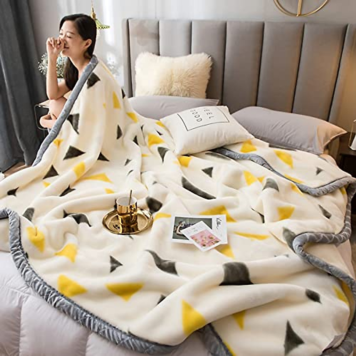 Queenshin Cozy Plush Simple Big Triangle Print Flannel Fleece Blanket, 800 GSM Super Thick Soft Raschel Throw for Sofa Couch Bed 60 * 80 inch, White