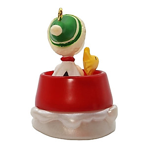 Hallmark Keepsake Ornament Winter Fun With SNOOPY 1998 QXM4243