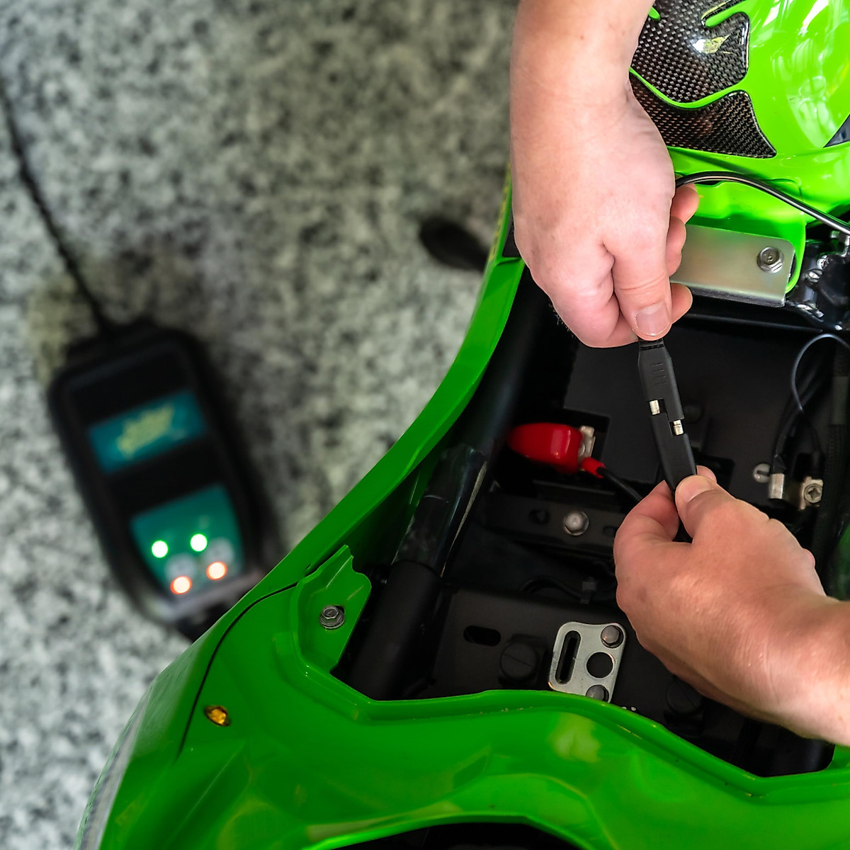 Battery Tender Plus 2 Bank Multibank Charger - 2.5 AMP (1.25 AMPs Per Bank) - Smart 12V Multi Battery Charger and Maintainer for Standard, AGM, and Lithium LiFePO4-022-0165-DL-WH