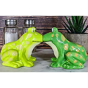 Set Of 1 Green Tree Frogs Toads Kissing Ceramic Salt And Pepper Shakers